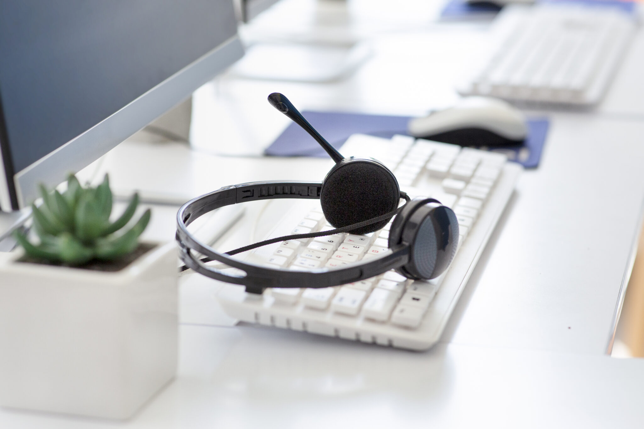 Modern Call Center Optimization Guide (2025) | Retention, AI & KPIs